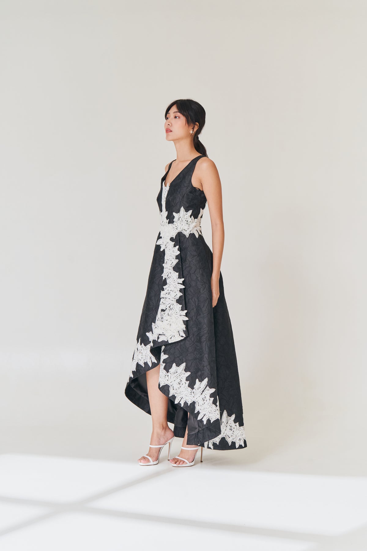 Black Brocade Gown with White Applique | VESTIDO