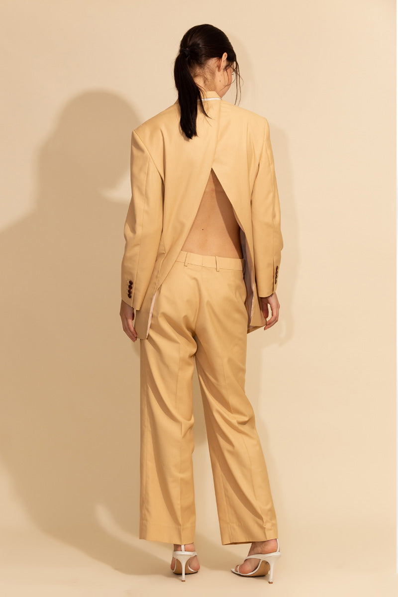 Tan Suit – VESTIDO